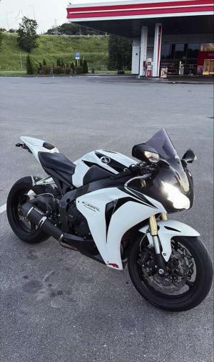 Black Honda Cbr 2009 in Kaunas, with an engine capacity of 1.00 L and mileage of 55 thousand km for 3700 €, photo 1 on AUTOMOTO.COM.LV