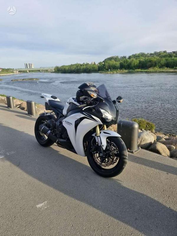 Black Honda Cbr 2009 in Kaunas, with an engine capacity of 1.00 L and mileage of 55 thousand km for 3700 €, photo 3 on AUTOMOTO.COM.LV