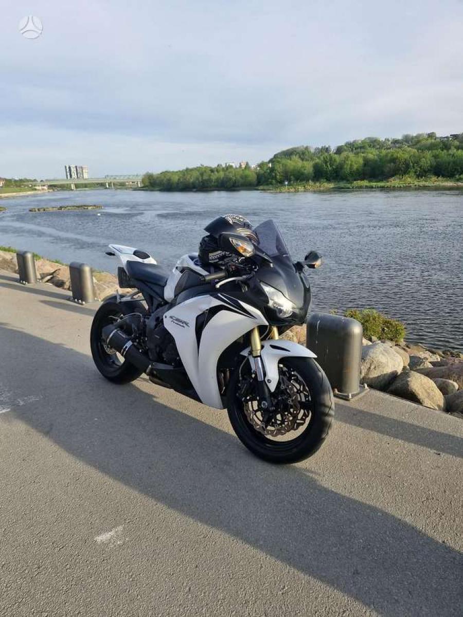 Black Honda Cbr 2009 in Kaunas, with an engine capacity of 1.00 L and mileage of 55 thousand km for 3700 €, photo 3 on AUTOMOTO.COM.LV