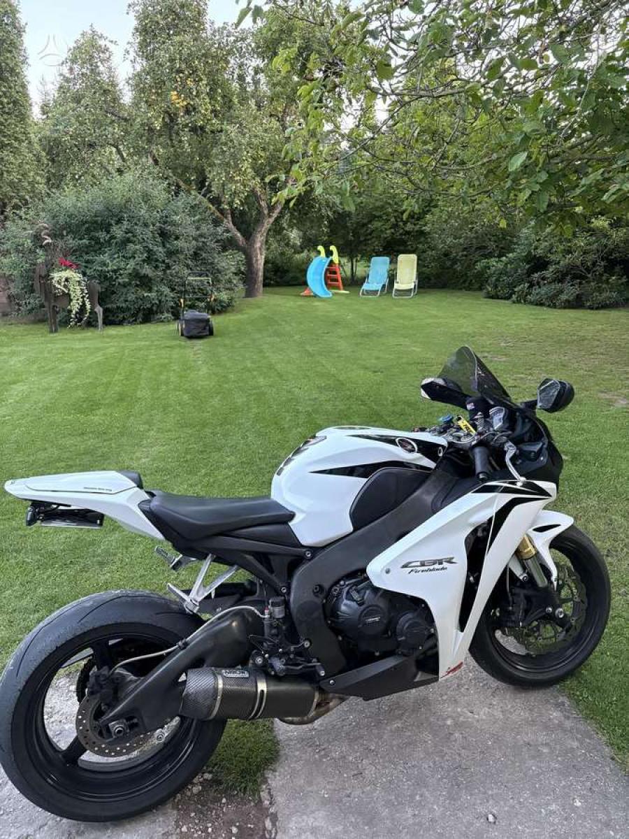 Black Honda Cbr 2009 in Kaunas, with an engine capacity of 1.00 L and mileage of 55 thousand km for 3700 €, photo 4 on AUTOMOTO.COM.LV