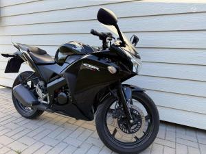 Melns Honda Cbr 2011 Šauļi, ar dzinēja tilpumu 0.13 L un nobraukumu 21 tūkst. km par 1800 €, foto  vietnē AUTOMOTO.COM.LV