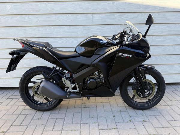 Черный Хонда Cbr 2011 в Шяуляй, объемом двигателя 0.13 л и пробегом 21 тыс. км за 1800 €, фото 3 на AUTOMOTO.COM.LV