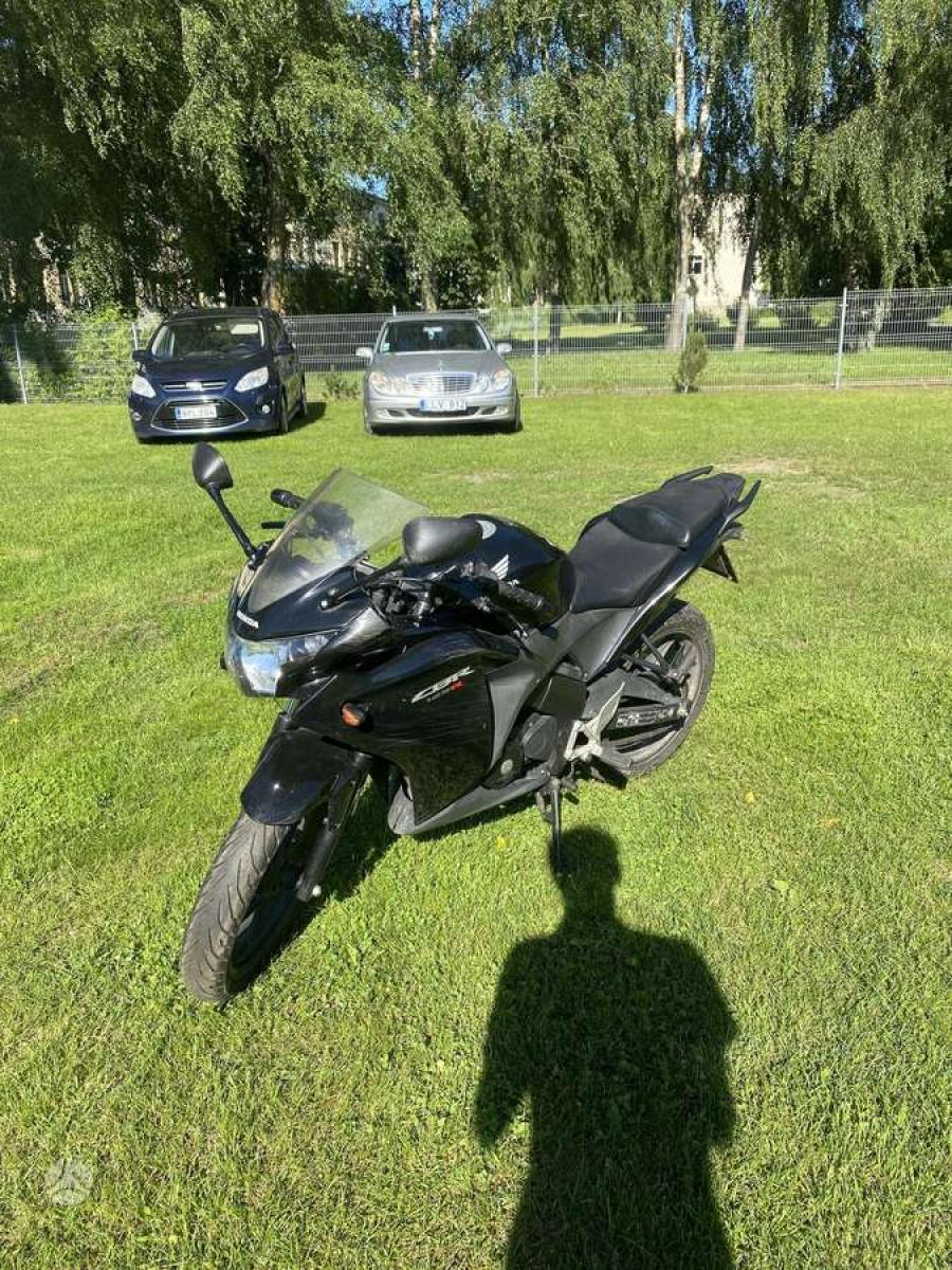 Black Honda Cbr 2012 in Alytus, with an engine capacity of 0.13 L and mileage of 40 thousand km for 900 €, photo 1 on AUTOMOTO.COM.LV