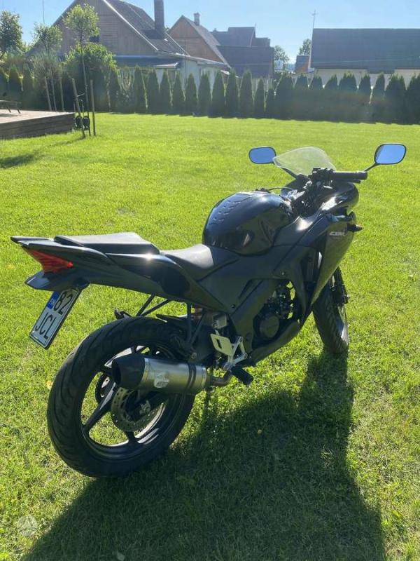 Black Honda Cbr 2012 in Alytus, with an engine capacity of 0.13 L and mileage of 40 thousand km for 900 €, photo 2 on AUTOMOTO.COM.LV