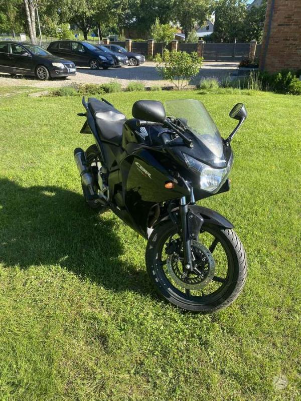 Black Honda Cbr 2012 in Alytus, with an engine capacity of 0.13 L and mileage of 40 thousand km for 900 €, photo 4 on AUTOMOTO.COM.LV