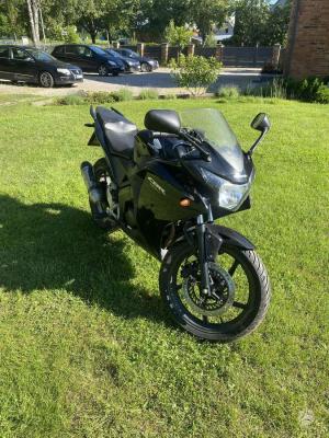 Black Honda Cbr 2012 in Alytus, with an engine capacity of 0.13 L and mileage of 40 thousand km for 900 €, photo 5 on AUTOMOTO.COM.LV
