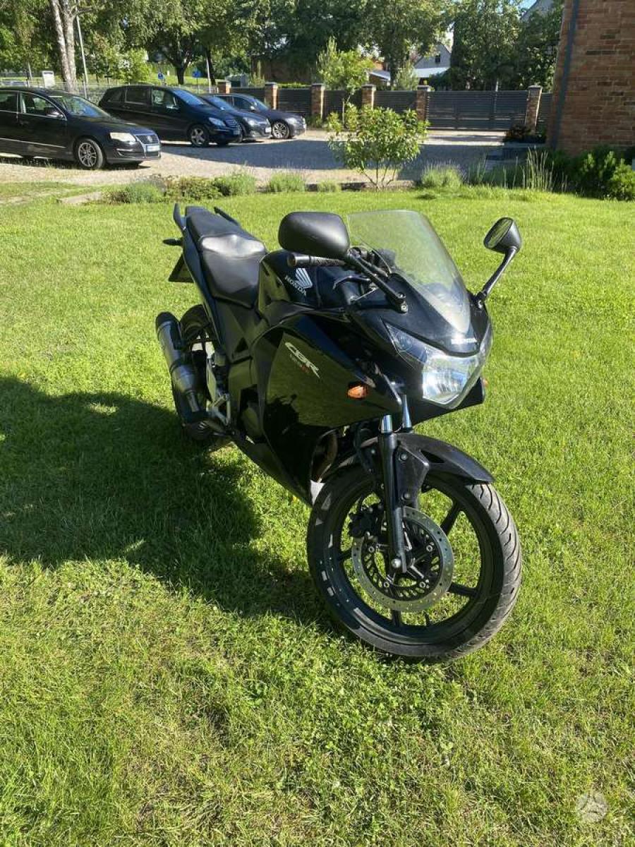 Black Honda Cbr 2012 in Alytus, with an engine capacity of 0.13 L and mileage of 40 thousand km for 900 €, photo 5 on AUTOMOTO.COM.LV