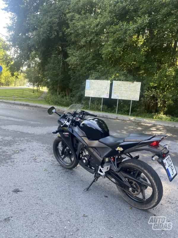 Black Honda Cbr 2012 in Mazeikiai, with an engine capacity of 0.13 L and mileage of 31 thousand km for 1500 €, photo 1 on AUTOMOTO.COM.LV