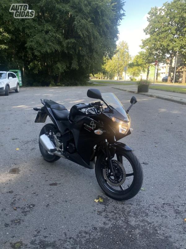 Black Honda Cbr 2012 in Mazeikiai, with an engine capacity of 0.13 L and mileage of 31 thousand km for 1500 €, photo 2 on AUTOMOTO.COM.LV