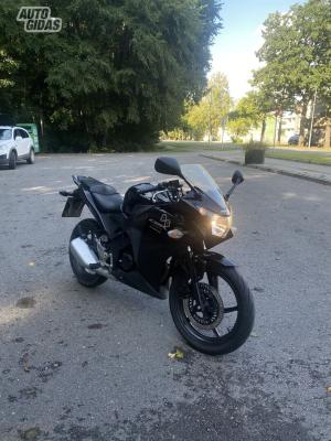 Black Honda Cbr 2012 in Mazeikiai, with an engine capacity of 0.13 L and mileage of 31 thousand km for 1500 €, photo 3 on AUTOMOTO.COM.LV