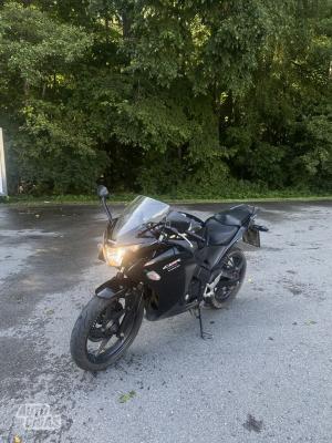 Black Honda Cbr 2012 in Mazeikiai, with an engine capacity of 0.13 L and mileage of 31 thousand km for 1500 €, photo 4 on AUTOMOTO.COM.LV
