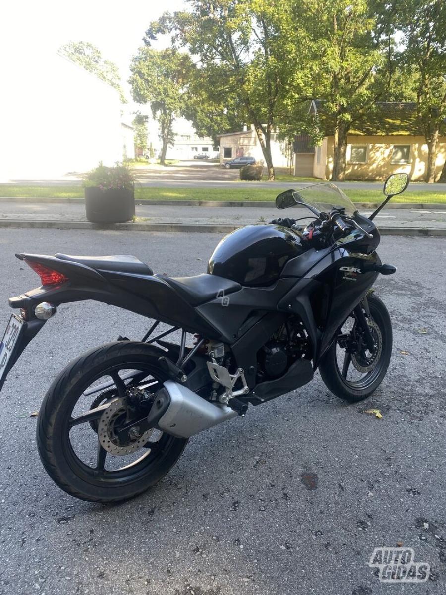 Black Honda Cbr 2012 in Mazeikiai, with an engine capacity of 0.13 L and mileage of 31 thousand km for 1500 €, photo 5 on AUTOMOTO.COM.LV
