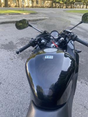Black Honda Cbr 2012 in Mazeikiai, with an engine capacity of 0.13 L and mileage of 31 thousand km for 1500 €, photo 6 on AUTOMOTO.COM.LV