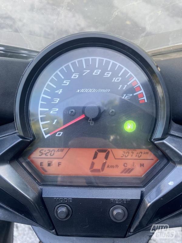 Black Honda Cbr 2012 in Mazeikiai, with an engine capacity of 0.13 L and mileage of 31 thousand km for 1500 €, photo 6 on AUTOMOTO.COM.LV