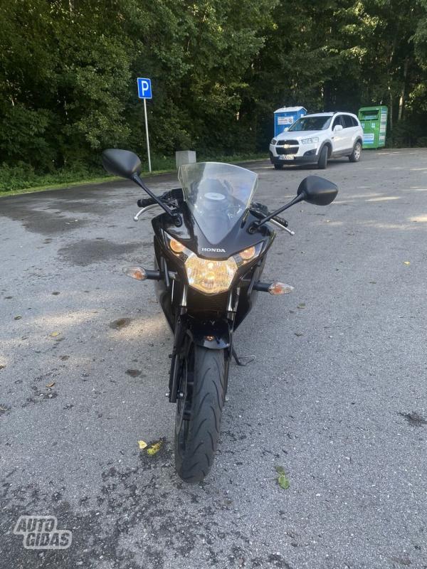 Black Honda Cbr 2012 in Mazeikiai, with an engine capacity of 0.13 L and mileage of 31 thousand km for 1500 €, photo 7 on AUTOMOTO.COM.LV