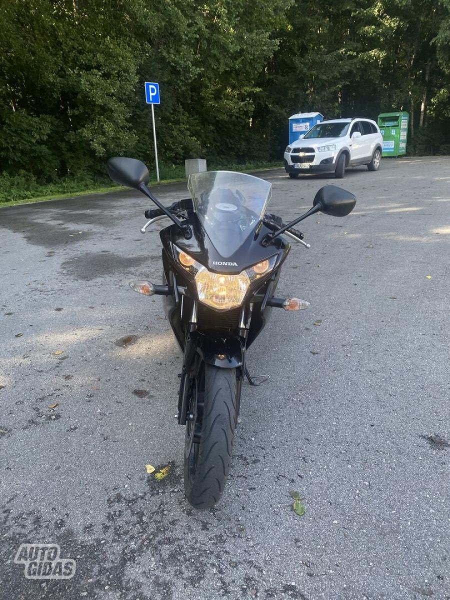 Black Honda Cbr 2012 in Mazeikiai, with an engine capacity of 0.13 L and mileage of 31 thousand km for 1500 €, photo 8 on AUTOMOTO.COM.LV
