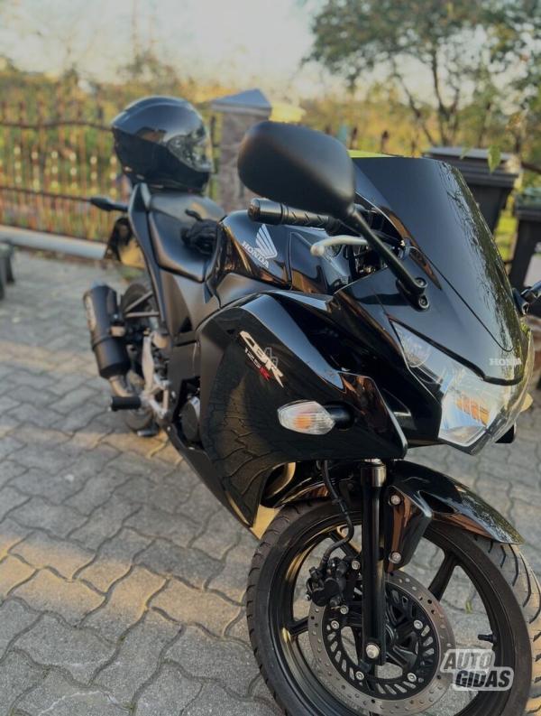 Black Honda Cbr 2014 in Mazeikiai, with an engine capacity of 0.13 L and mileage of 30 thousand km for 2100 €, photo 1 on AUTOMOTO.COM.LV