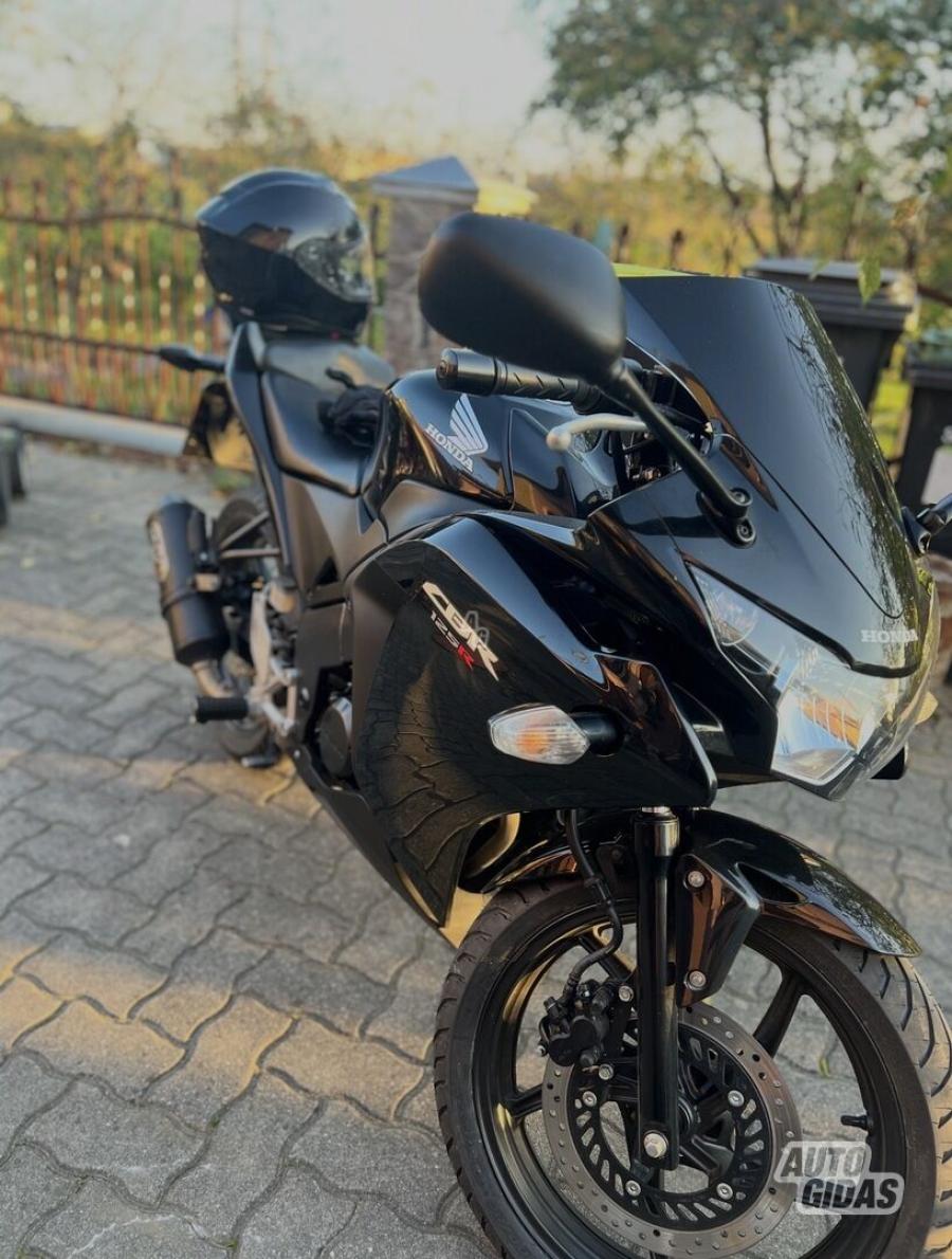 Melns Honda Cbr 2014 Mažeikiai, ar dzinēja tilpumu 0.13 L un nobraukumu 30 tūkst. km par 2100 €, foto 1 vietnē AUTOMOTO.COM.LV