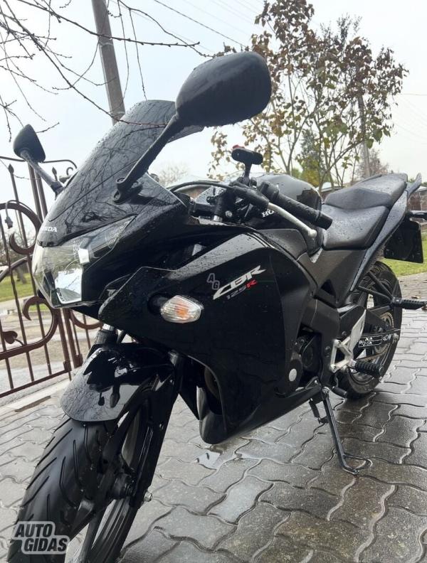 Black Honda Cbr 2014 in Mazeikiai, with an engine capacity of 0.13 L and mileage of 30 thousand km for 2100 €, photo 3 on AUTOMOTO.COM.LV