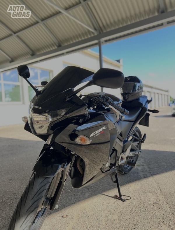 Black Honda Cbr 2014 in Mazeikiai, with an engine capacity of 0.13 L and mileage of 30 thousand km for 2100 €, photo 5 on AUTOMOTO.COM.LV