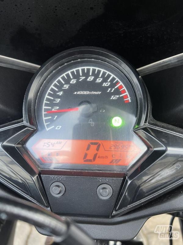 Black Honda Cbr 2014 in Mazeikiai, with an engine capacity of 0.13 L and mileage of 30 thousand km for 2100 €, photo 7 on AUTOMOTO.COM.LV