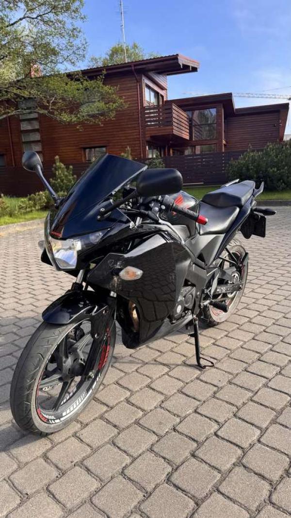 Черный Хонда Cbr 2015 в Паланга, объемом двигателя 0.13 л и пробегом 33 тыс. км за 1500 €, фото 2 на AUTOMOTO.COM.LV