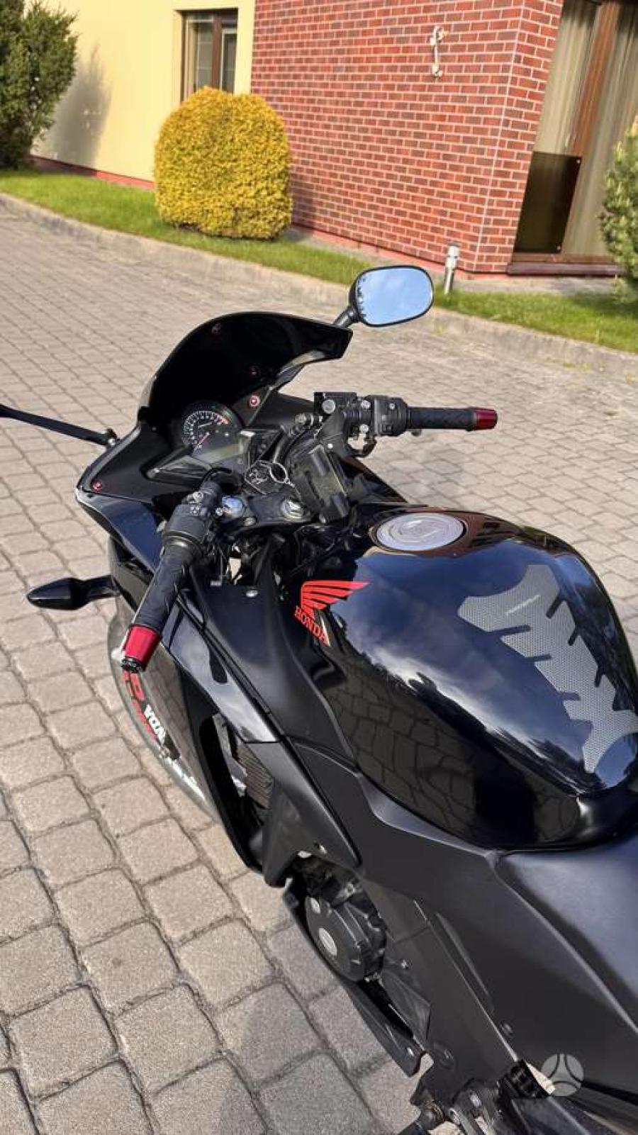 Черный Хонда Cbr 2015 в Паланга, объемом двигателя 0.13 л и пробегом 33 тыс. км за 1500 €, фото 4 на AUTOMOTO.COM.LV