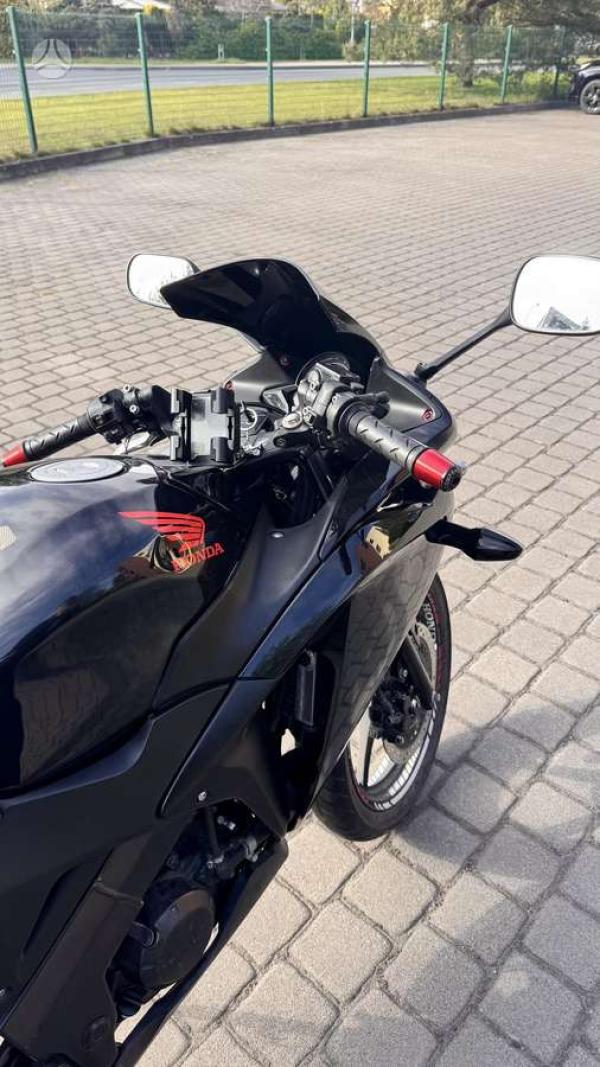 Черный Хонда Cbr 2015 в Паланга, объемом двигателя 0.13 л и пробегом 33 тыс. км за 1500 €, фото 6 на AUTOMOTO.COM.LV