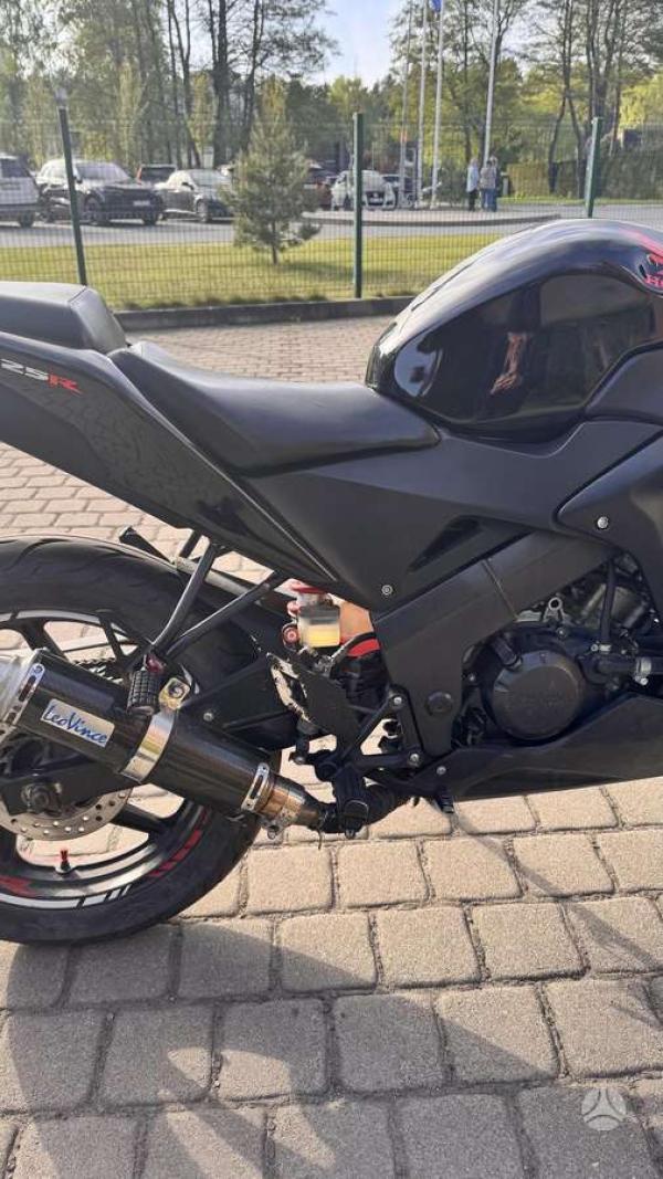 Черный Хонда Cbr 2015 в Паланга, объемом двигателя 0.13 л и пробегом 33 тыс. км за 1500 €, фото 7 на AUTOMOTO.COM.LV