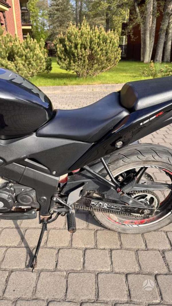 Черный Хонда Cbr 2015 в Паланга, объемом двигателя 0.13 л и пробегом 33 тыс. км за 1500 €, фото 8 на AUTOMOTO.COM.LV