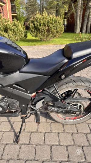 Черный Хонда Cbr 2015 в Паланга, объемом двигателя 0.13 л и пробегом 33 тыс. км за 1500 €, фото 9 на AUTOMOTO.COM.LV