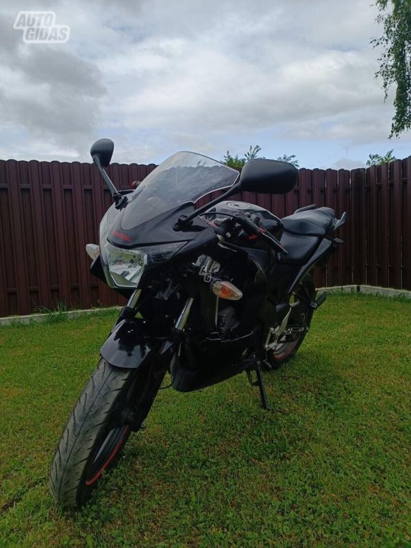 Black Honda Cbr 2016 in Vilkaviskis, with an engine capacity of 0.13 L and mileage of 0 thousand km for 1450 €, photo 1 on AUTOMOTO.COM.LV