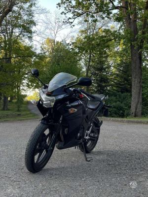 Melns Honda Cbr 2016 Telšiai, ar dzinēja tilpumu 0.13 L un nobraukumu 16 tūkst. km par 1850 €, foto 1 vietnē AUTOMOTO.COM.LV
