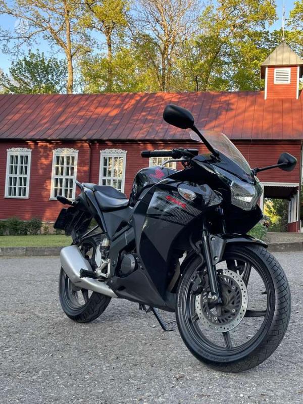 Melns Honda Cbr 2016 Telšiai, ar dzinēja tilpumu 0.13 L un nobraukumu 16 tūkst. km par 1850 €, foto 2 vietnē AUTOMOTO.COM.LV
