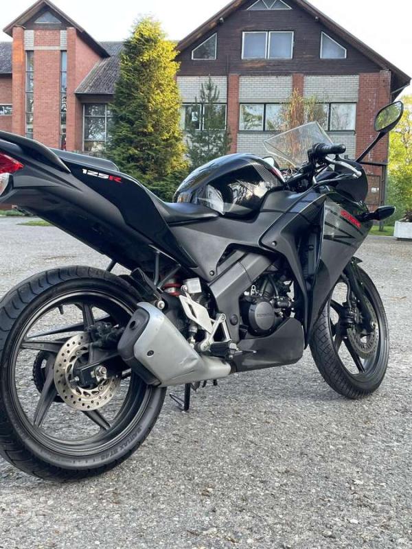 Melns Honda Cbr 2016 Telšiai, ar dzinēja tilpumu 0.13 L un nobraukumu 16 tūkst. km par 1850 €, foto 4 vietnē AUTOMOTO.COM.LV