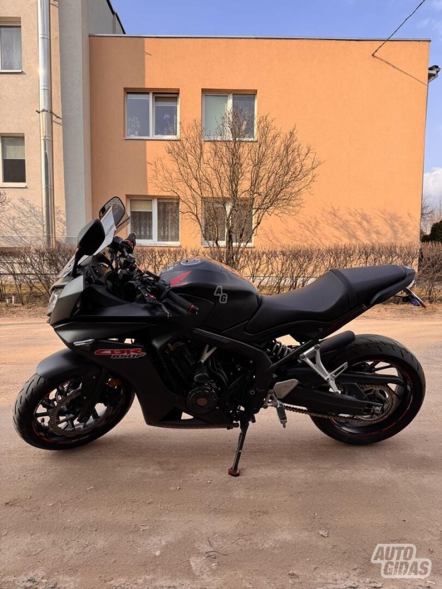 Melns Honda Cbr 2017 Kazlų Rūda, ar dzinēja tilpumu 0.65 L un nobraukumu 20 tūkst. km par 5600 €, foto 4 vietnē AUTOMOTO.COM.LV
