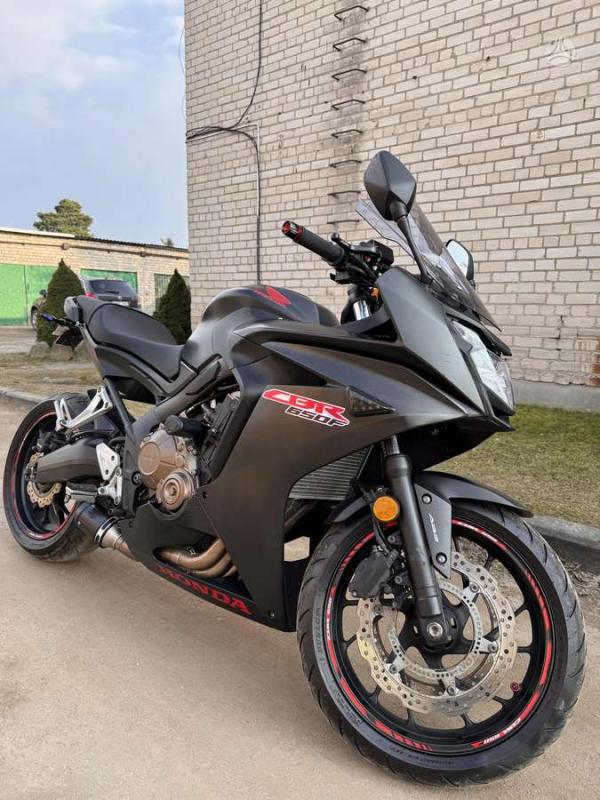 Black Honda Cbr 2017 in Kazlu Ruda, with an engine capacity of 0.65 L and mileage of 20 thousand km for 4500 €, photo 4 on AUTOMOTO.COM.LV