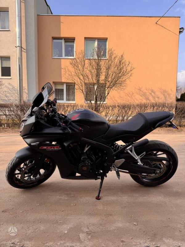 Black Honda Cbr 2017 in Kazlu Ruda, with an engine capacity of 0.65 L and mileage of 20 thousand km for 4500 €, photo 5 on AUTOMOTO.COM.LV