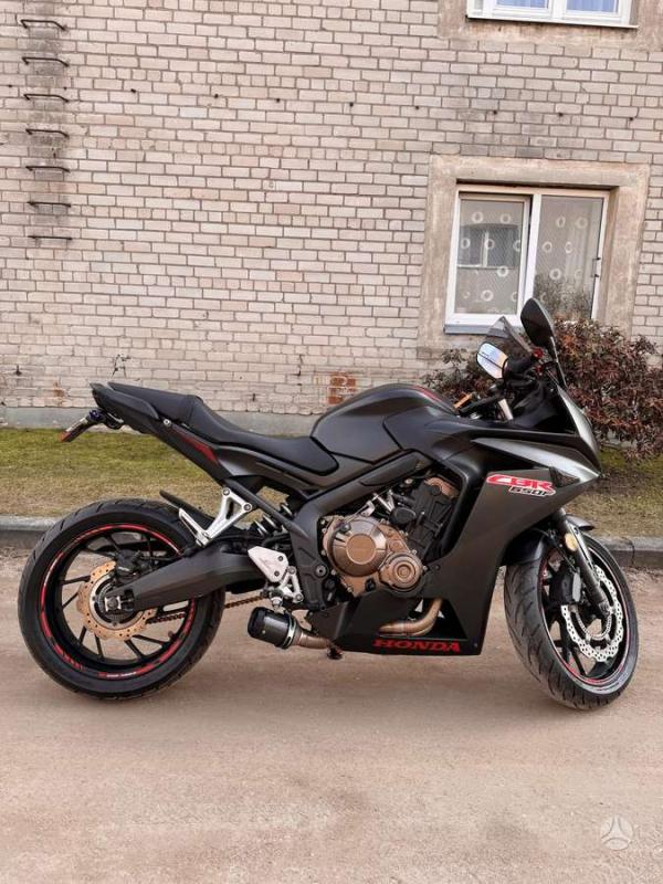 Black Honda Cbr 2017 in Kazlu Ruda, with an engine capacity of 0.65 L and mileage of 20 thousand km for 4500 €, photo 6 on AUTOMOTO.COM.LV