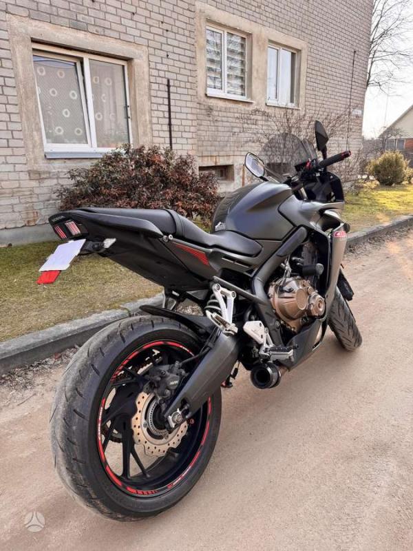 Black Honda Cbr 2017 in Kazlu Ruda, with an engine capacity of 0.65 L and mileage of 20 thousand km for 4500 €, photo 8 on AUTOMOTO.COM.LV