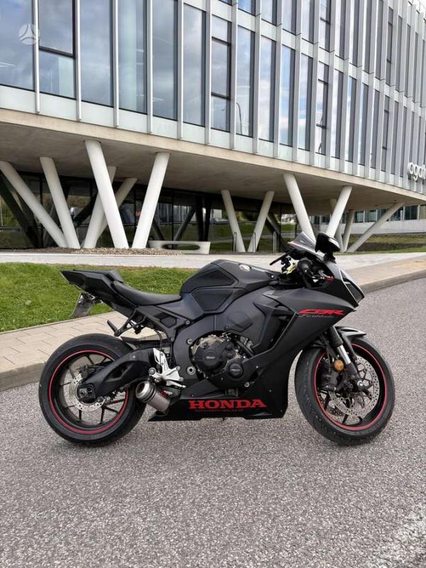 Black Honda Cbr 2017 in Vilnius, with an engine capacity of 1.00 L and mileage of 42 thousand km for 10600 €, photo 1 on AUTOMOTO.COM.LV