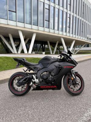 Черный Хонда Cbr 2017 в Вильнюс, объемом двигателя 1.00 л и пробегом 42 тыс. км за 10600 €, фото  на AUTOMOTO.COM.LV