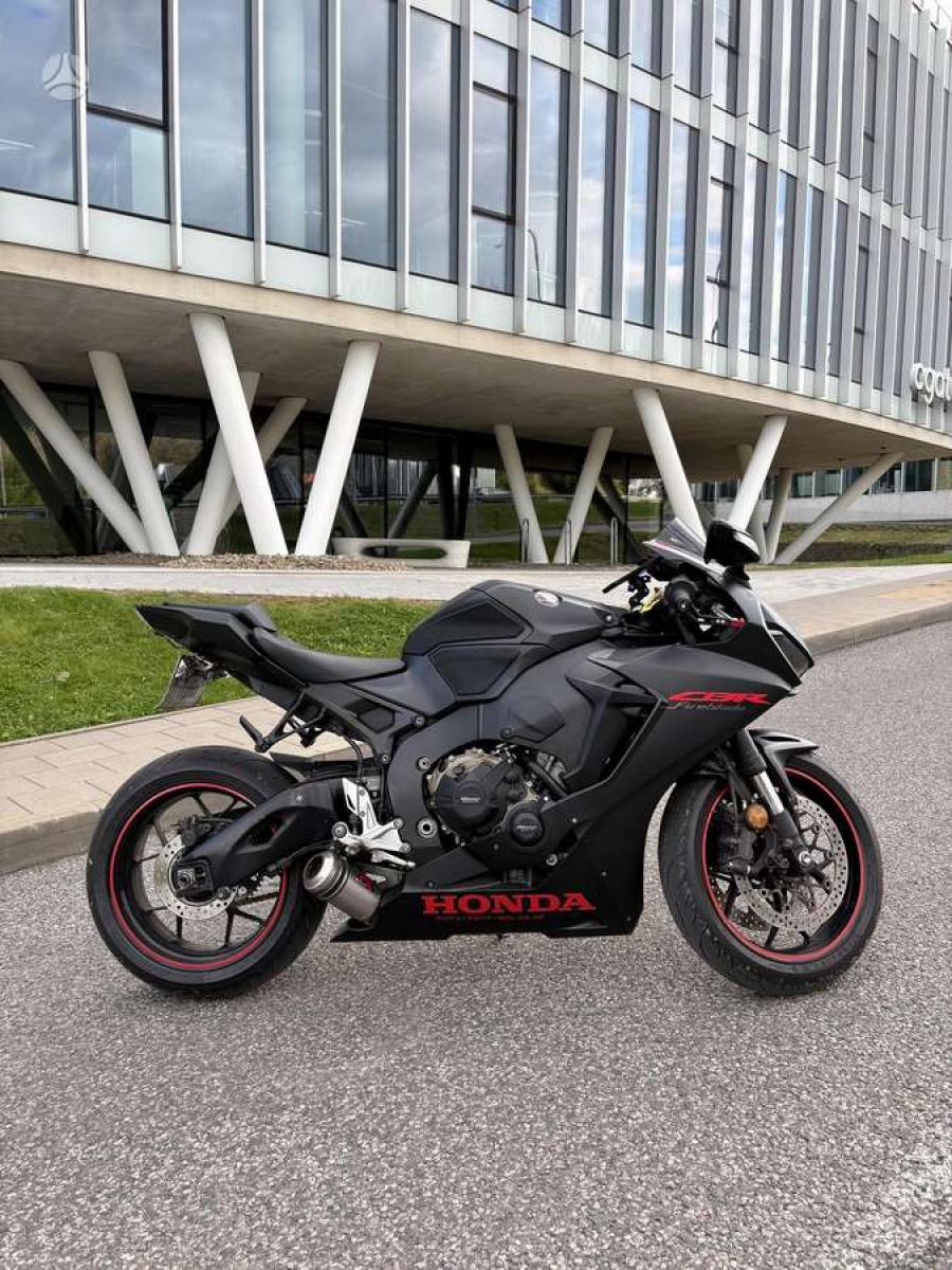 Черный Хонда Cbr 2017 в Вильнюс, объемом двигателя 1.00 л и пробегом 42 тыс. км за 10600 €, фото 1 на AUTOMOTO.COM.LV