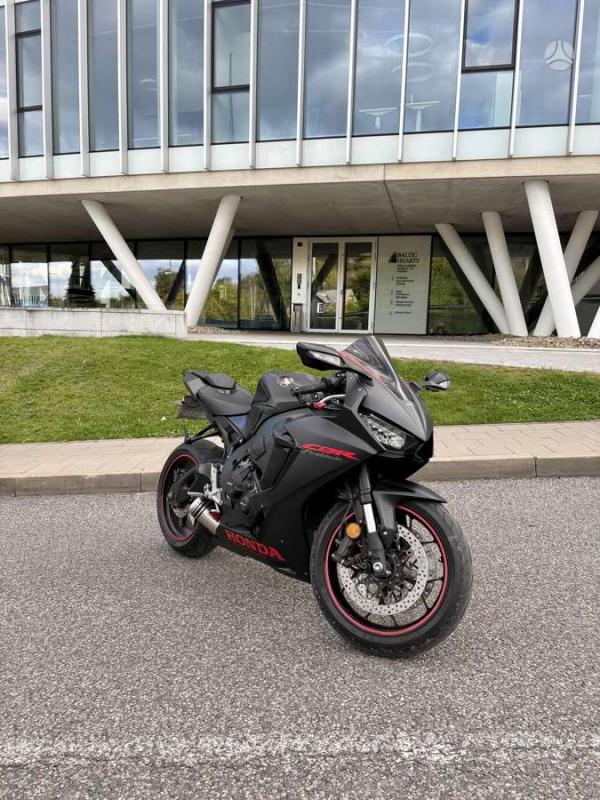 Black Honda Cbr 2017 in Vilnius, with an engine capacity of 1.00 L and mileage of 42 thousand km for 10600 €, photo 3 on AUTOMOTO.COM.LV