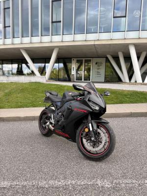 Черный Хонда Cbr 2017 в Вильнюс, объемом двигателя 1.00 л и пробегом 42 тыс. км за 10600 €, фото 3 на AUTOMOTO.COM.LV