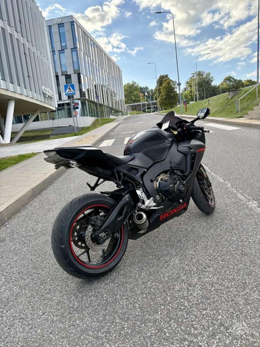 Черный Хонда Cbr 2017 в Вильнюс, объемом двигателя 1.00 л и пробегом 42 тыс. км за 10600 €, фото 4 на AUTOMOTO.COM.LV