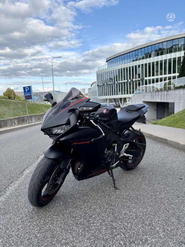 Black Honda Cbr 2017 in Vilnius, with an engine capacity of 1.00 L and mileage of 42 thousand km for 10600 €, photo 5 on AUTOMOTO.COM.LV