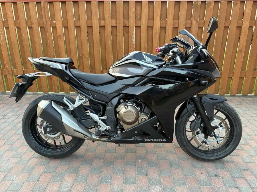 Black Honda Cbr 2019 in Joniskis, with an engine capacity of 0.47 L and mileage of 4 thousand km for 2999 €, photo 1 on AUTOMOTO.COM.LV