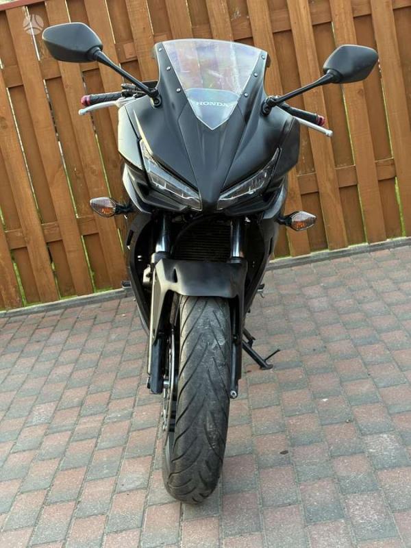 Black Honda Cbr 2019 in Joniskis, with an engine capacity of 0.47 L and mileage of 4 thousand km for 2999 €, photo 2 on AUTOMOTO.COM.LV