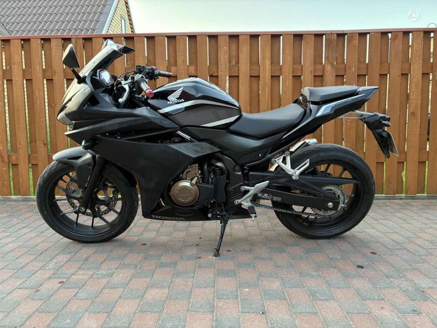 Black Honda Cbr 2019 in Joniskis, with an engine capacity of 0.47 L and mileage of 4 thousand km for 2999 €, photo 4 on AUTOMOTO.COM.LV